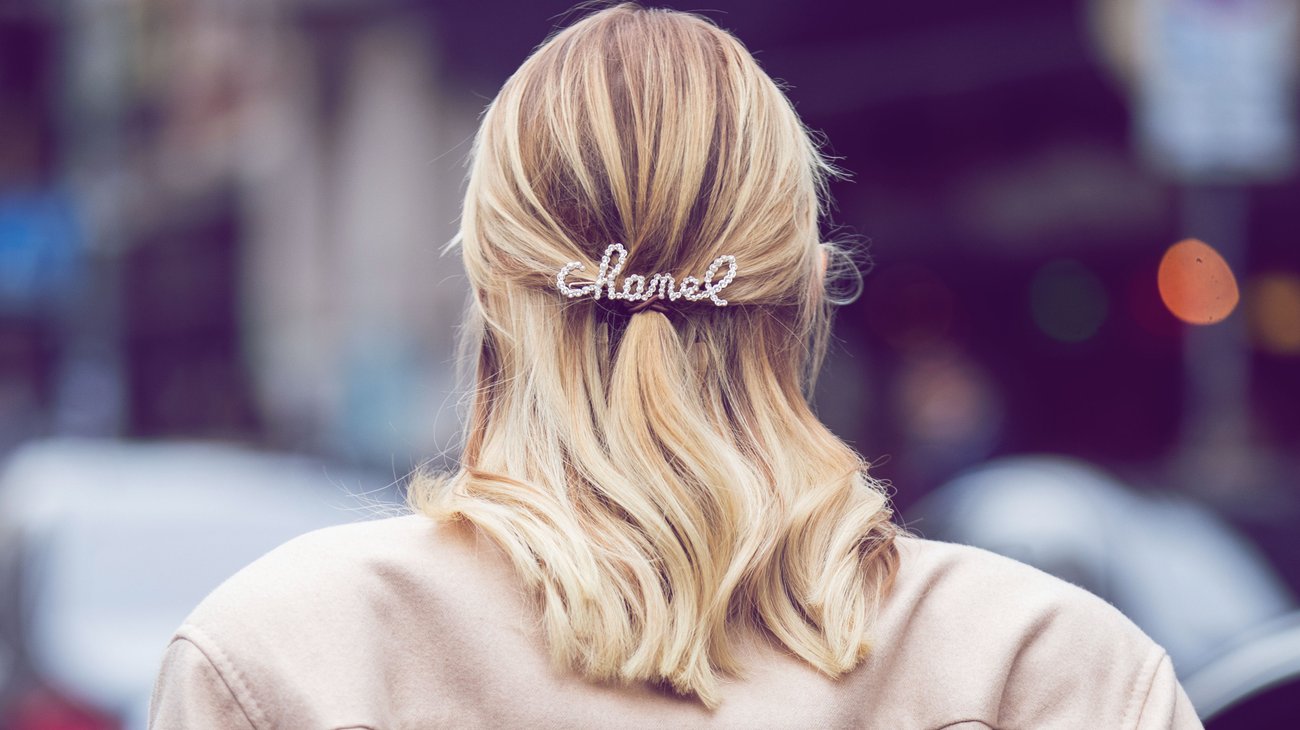 Scrunchie Frisuren: So stylst du das Trend-Haargummi